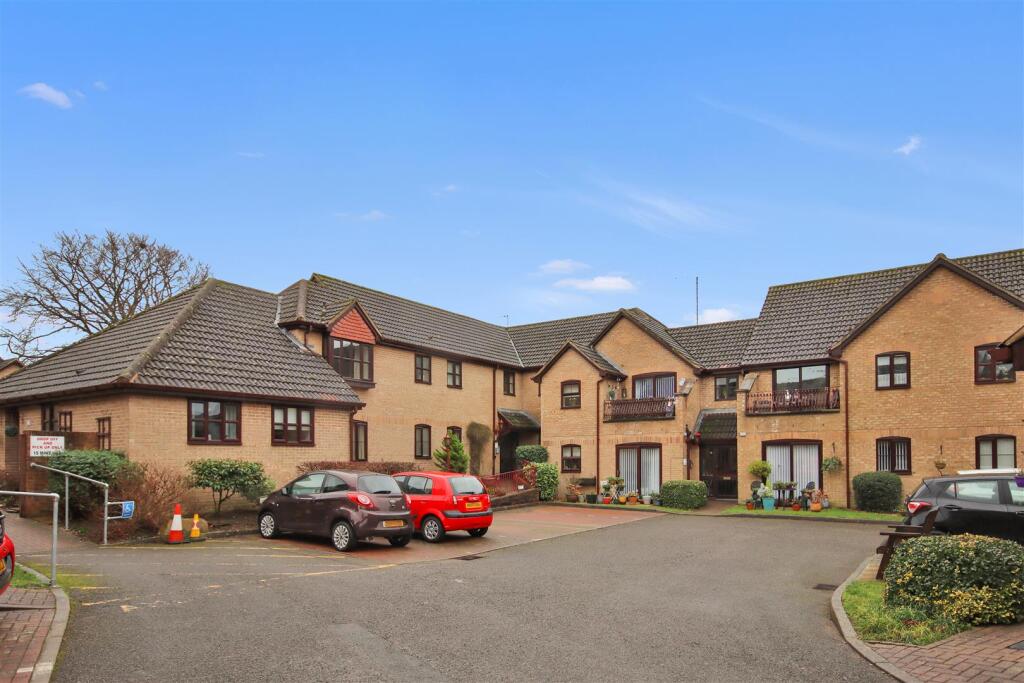 2 bedroom flat for sale in NN10, Russell Court, Rushden, NN10