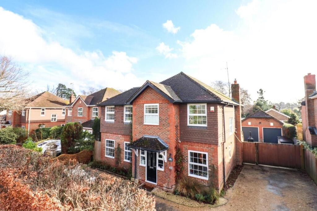 6 bedroom detached house for sale in Albany Road, Fleet, GU51