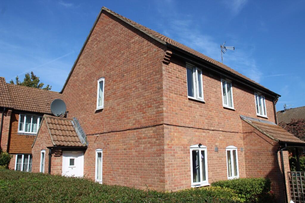 2 bedroom maisonette for sale in Wiltshire Close, Hungerford, Berkshire ...