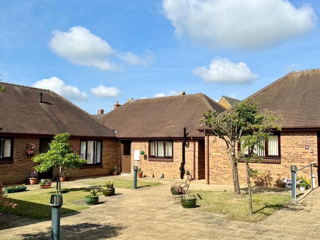 2 bedroom bungalow for sale in Pond Farm Close, Northampton, NN5 6JQ, NN5