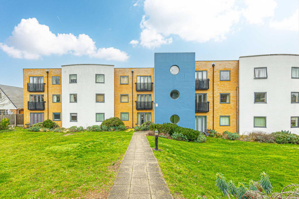 2 bedroom apartment for sale in Prince Avenue, Westcliff-on-sea, SS0