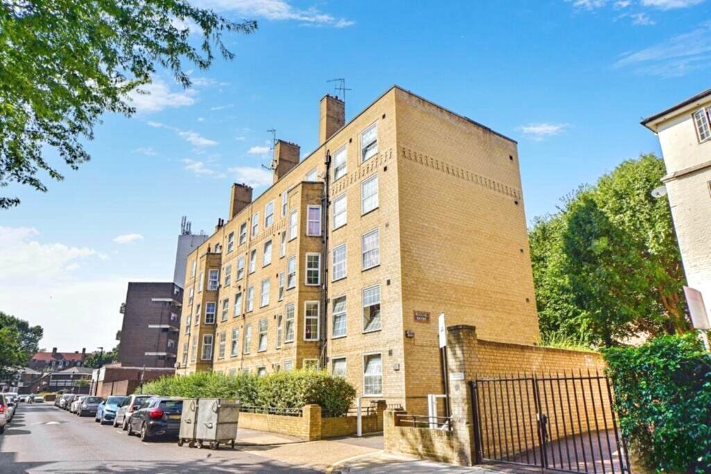 4 bedroom flat for sale in Prusom Street, London, E1W 3RF, E1W
