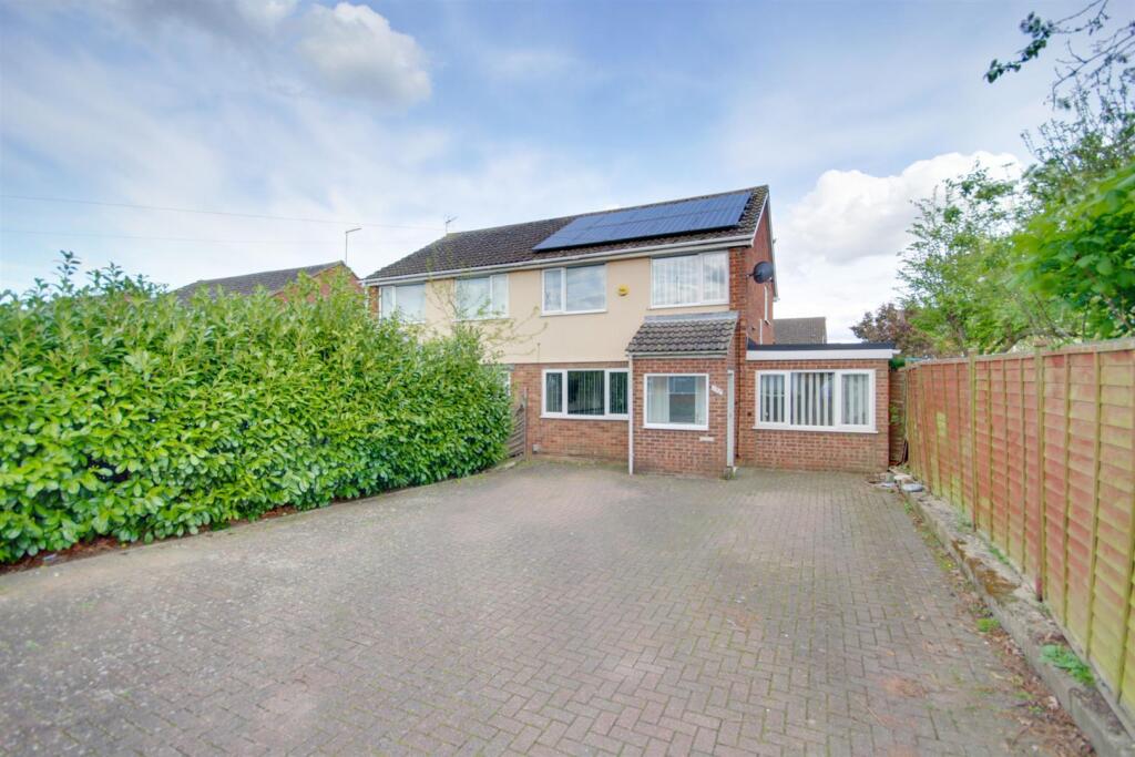 5 bedroom semi-detached house for sale in Burstellars, St. Ives, PE27