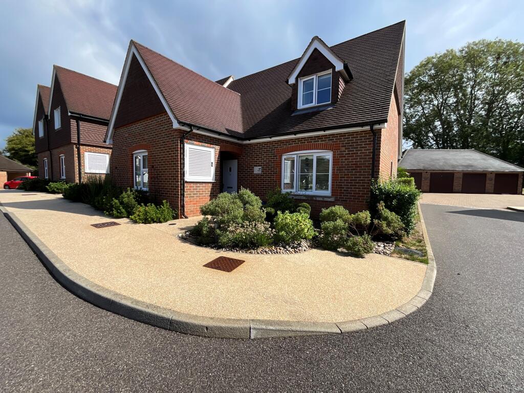 3 bedroom end of terrace house for sale in Hazel Close, Liphook, GU30