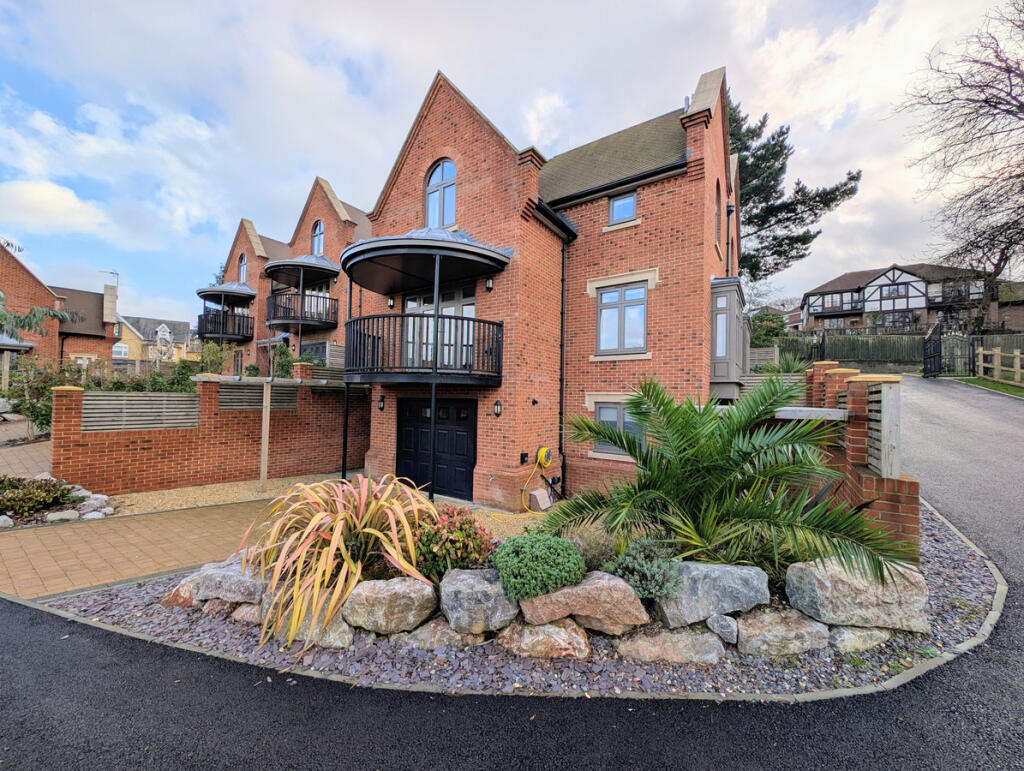 4 bedroom detached house for sale in Monterey Close, Cowes, PO31