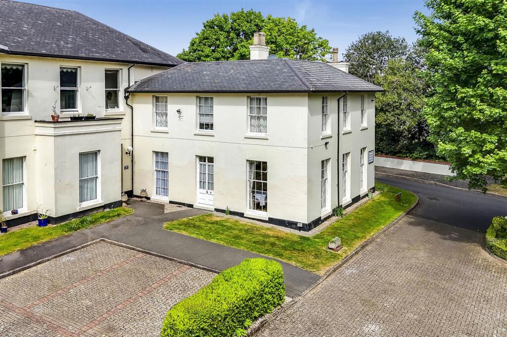 2 bedroom flat for sale in The Cedars, Nottingham, NG5