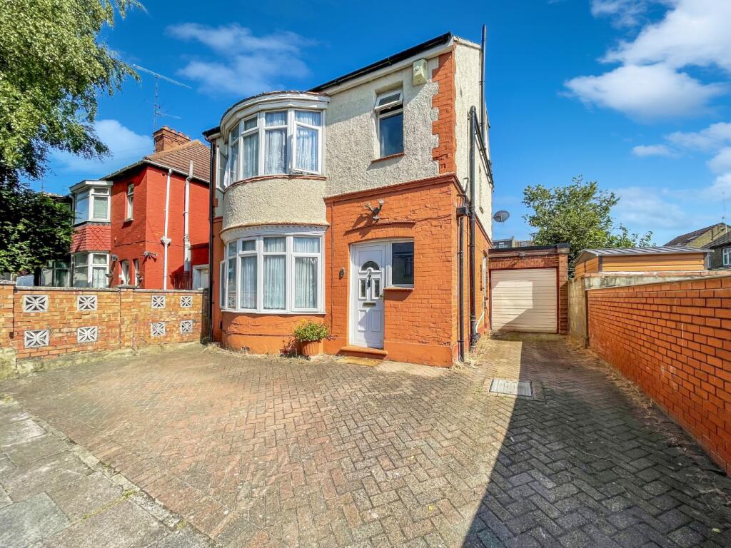 5 bedroom detached house for sale in Rondini Avenue, Luton ...