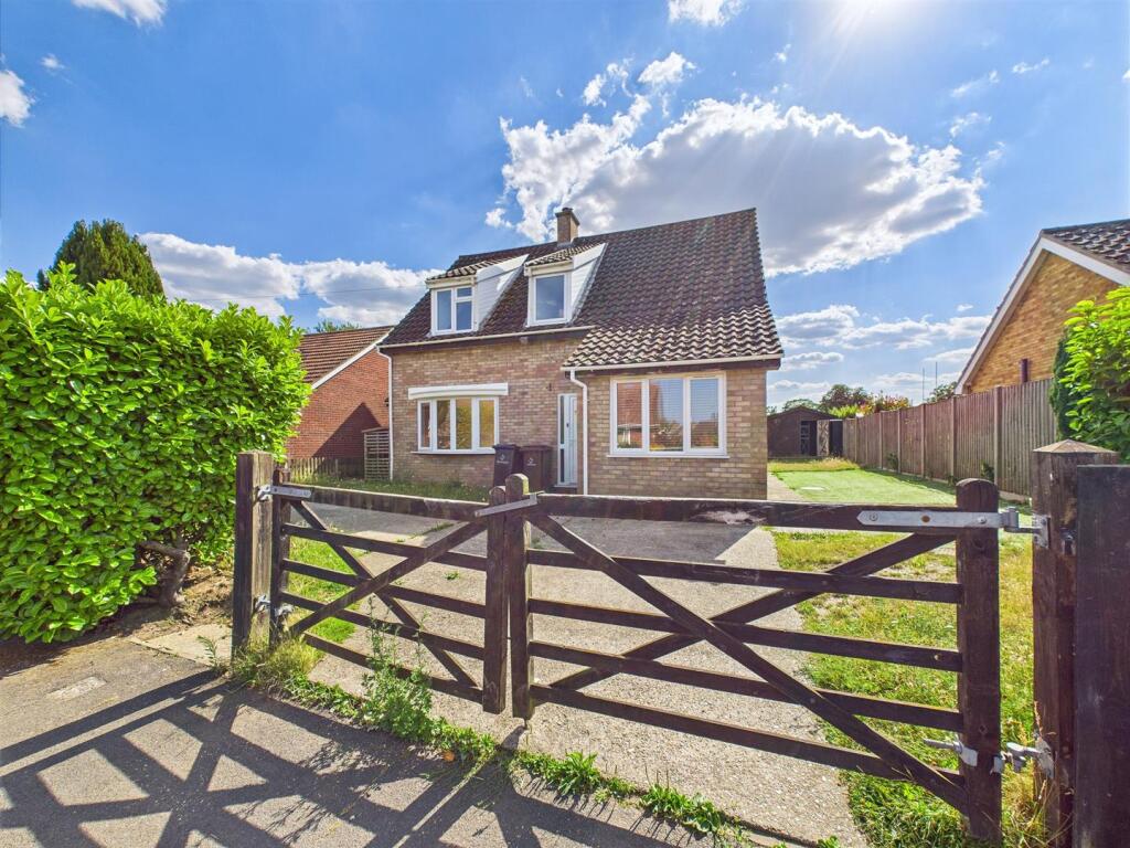 4 bedroom detached house for sale in Neville Close, Saham Toney, IP25