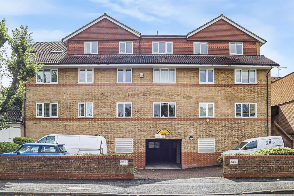 2 bedroom penthouse for sale in Hunters Lodge, Manor Road, Sidcup, DA15