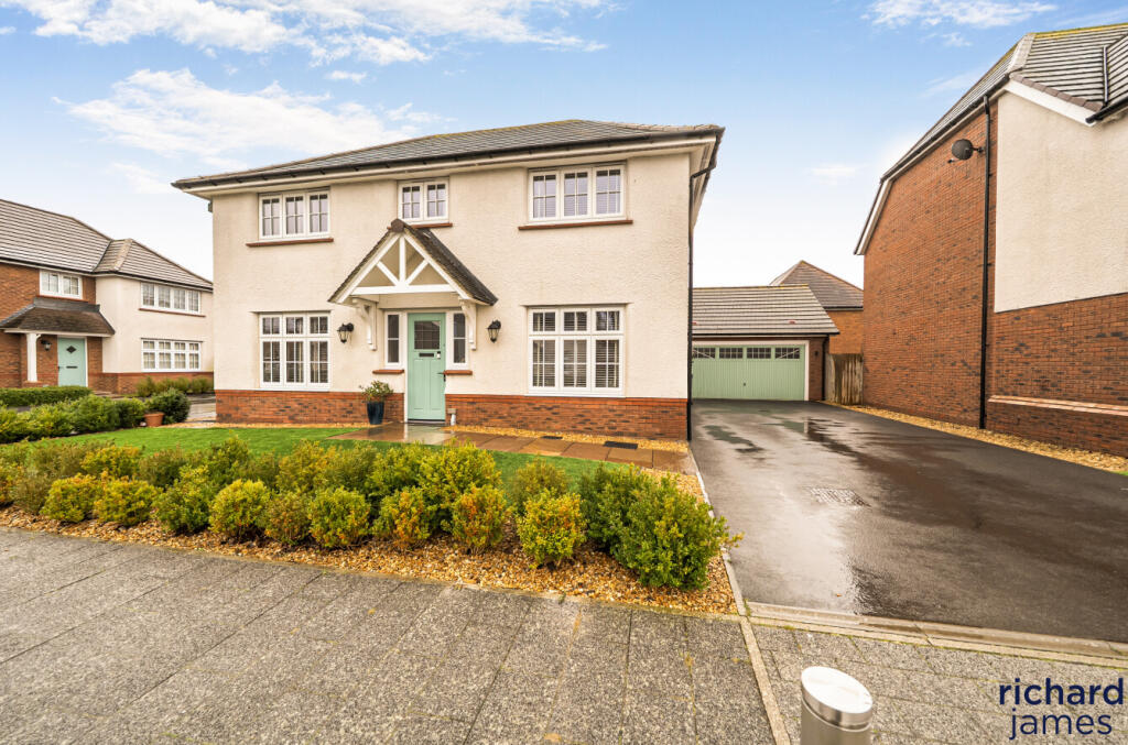 4 bedroom detached house for sale in Diamond Crescent, Swindon, SN25