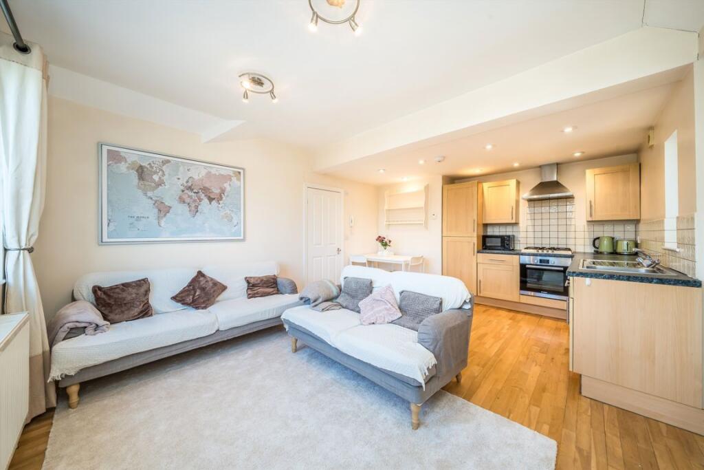 3 bedroom maisonette for sale in Ashbourne Road, Tooting, CR4