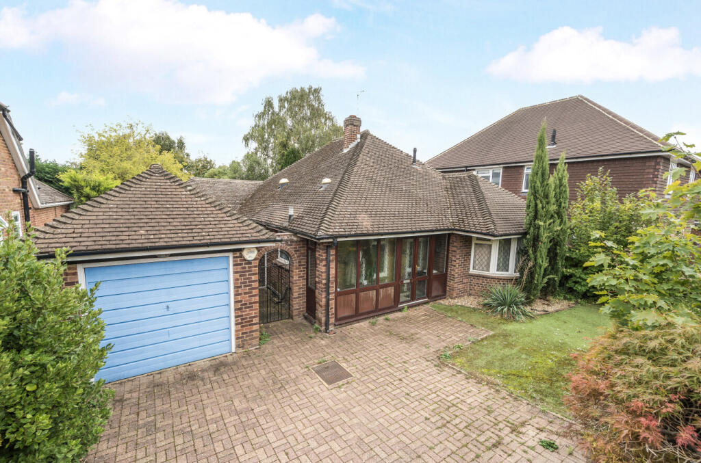4 bedroom detached house for sale in Hillside, Woking, Surrey, GU22