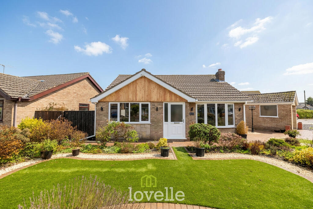 2 bedroom detached bungalow for sale in Grainsby Avenue, Holton-le-Clay ...