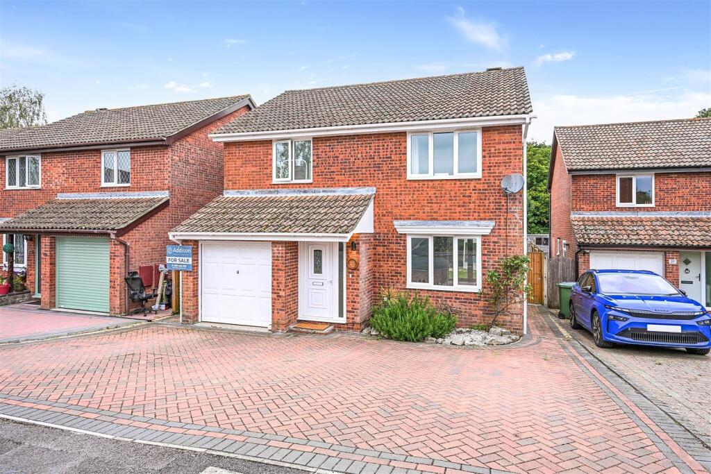4 bedroom detached house for sale in Wild Rose Crescent, Lock Heath, SO31