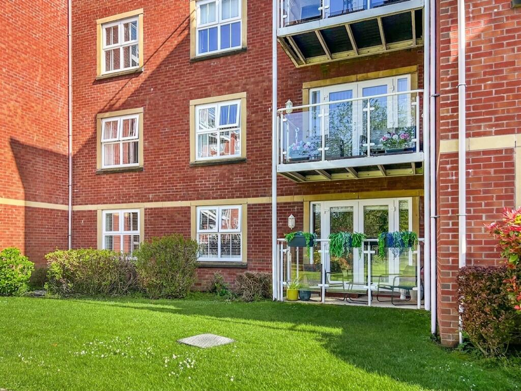 2 bedroom flat for sale in Aughton Park Drive, Aughton, L39