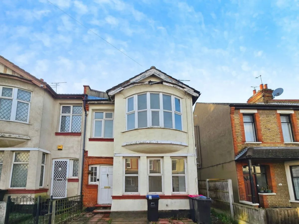 3 bedroom end of terrace house for sale in Hainault Avenue, Westcliff ...