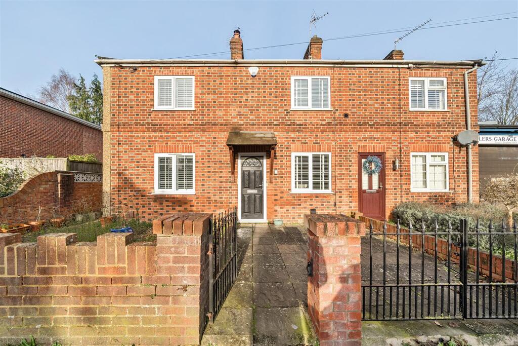 2 bedroom terraced house for sale in Switchback Road South, Furze Platt ...