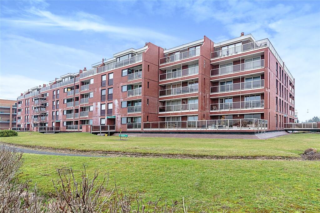 2 bedroom flat for sale in St. Annes Road West, Lytham St. Annes, FY8