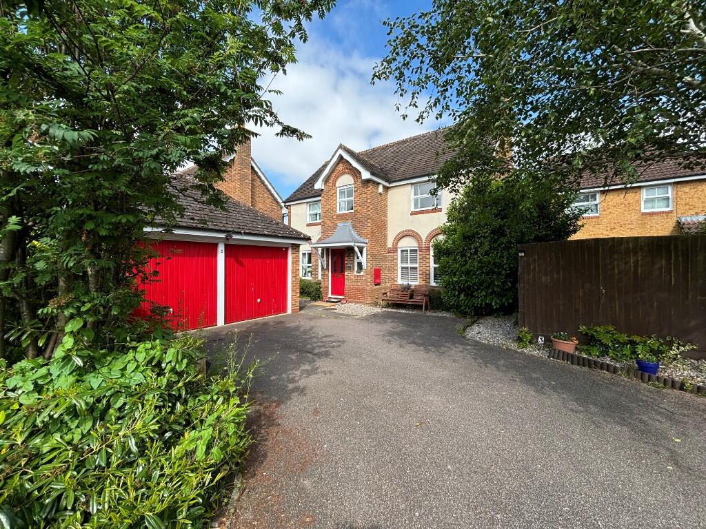 4 bedroom detached house for sale in Swan Close, Watermead. Aylesbury ...