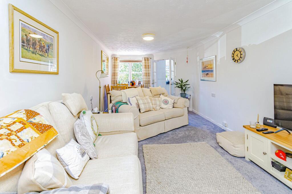 2 bedroom flat for sale in Hillcroft Court, Chaldon Road, Caterham, CR3