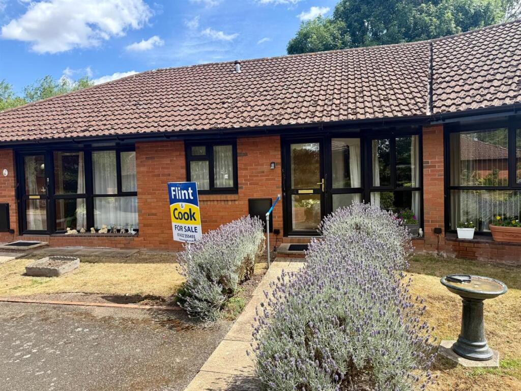 2 bedroom bungalow for sale in Burrows Court, Hampton Park, Hereford, HR1
