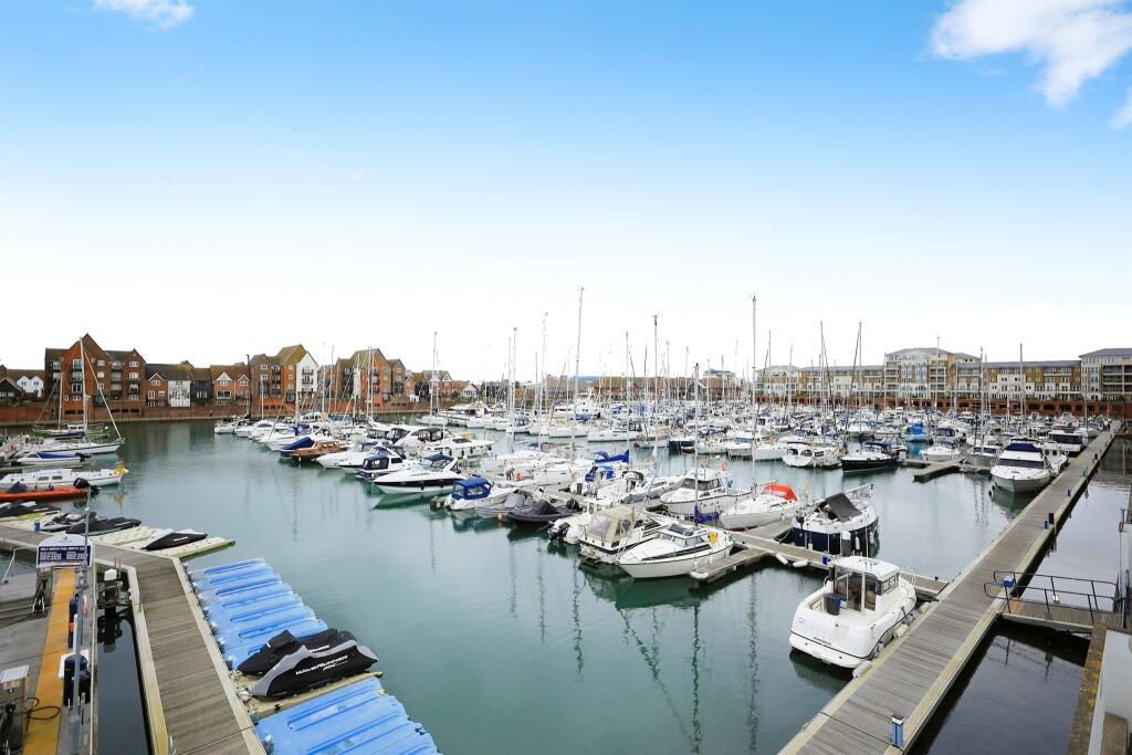 2 bedroom flat for sale in Midway Quay, Eastbourne, BN23