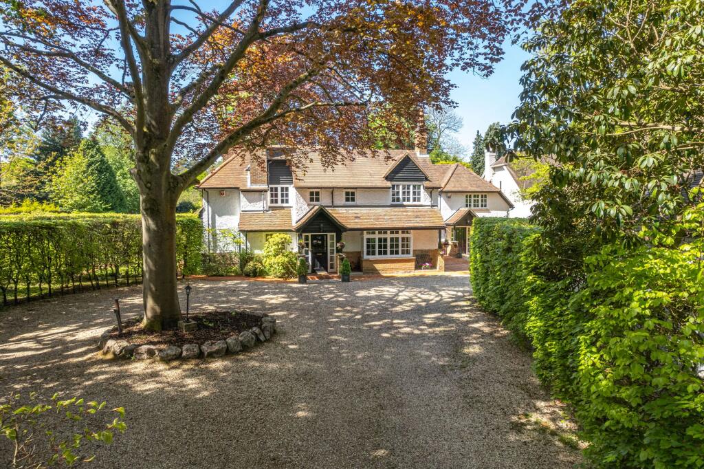 6 bedroom detached house for sale in Avenue Road, Fleet, GU51