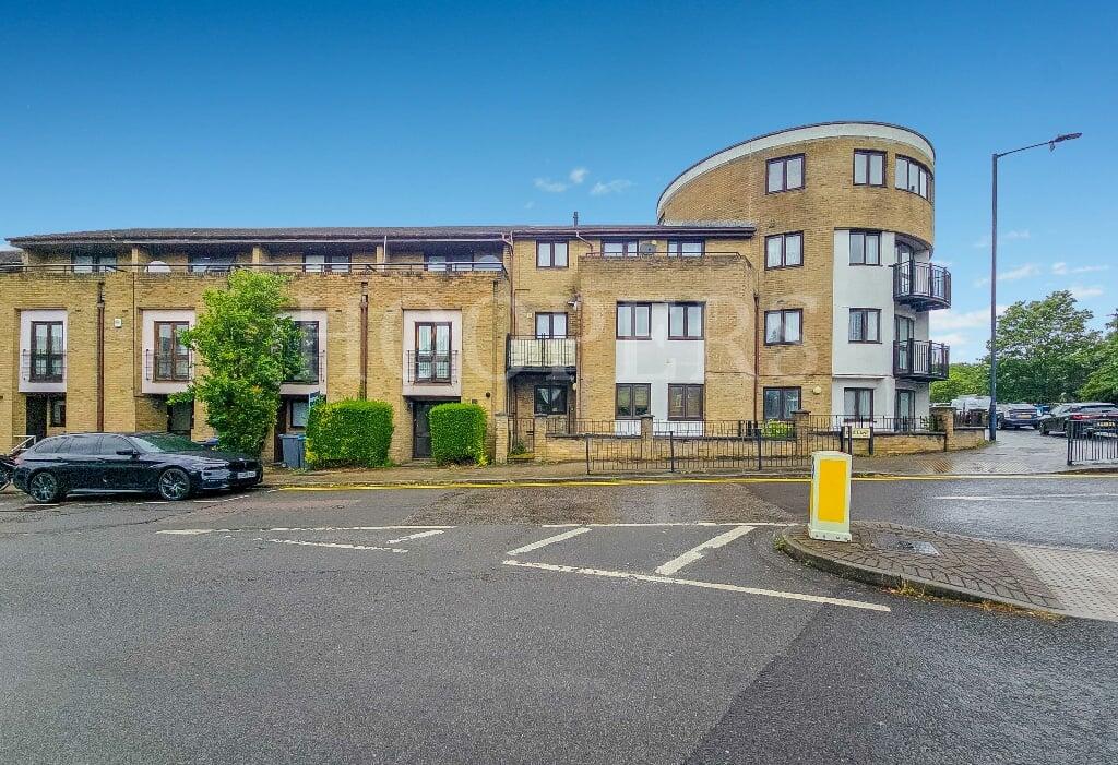 2 bedroom flat for sale in Neasden Lane, London, NW10