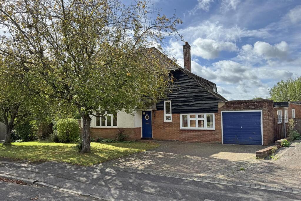 4 bedroom detached house for sale in Milford *** No Onward Chain***, GU8