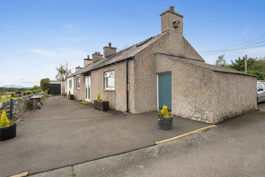 3 bedroom semi-detached house for sale in Llangristiolus, Bodorgan ...
