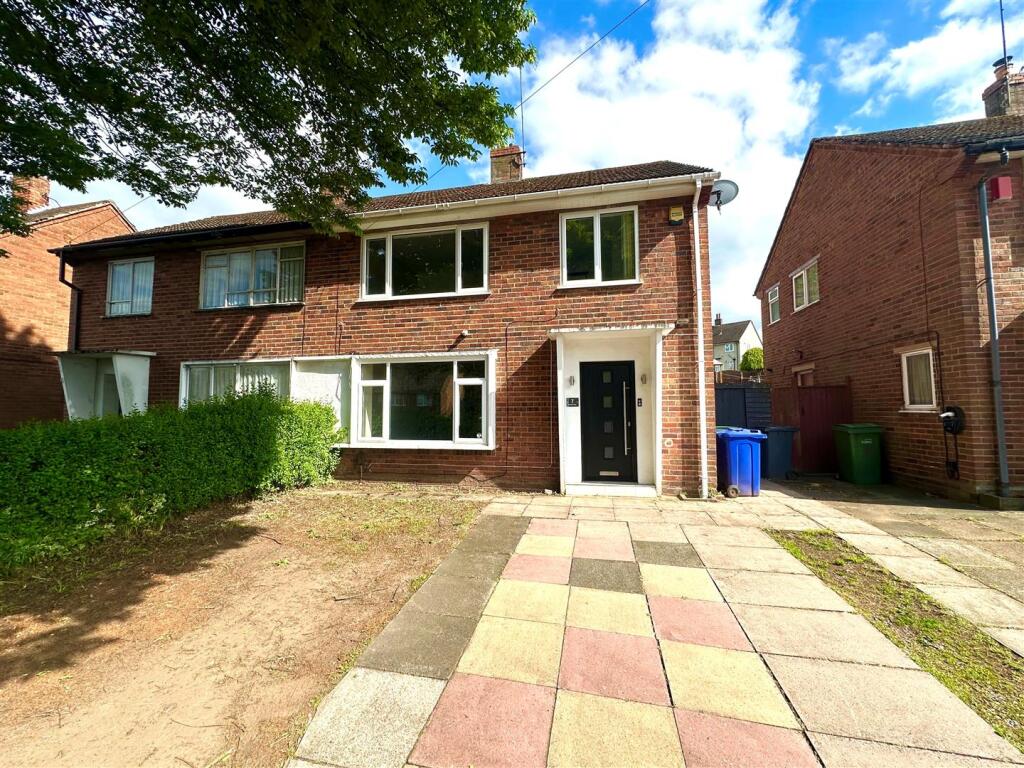 3 bedroom semi-detached house for rent in Rutland Place, Stourbridge, DY8
