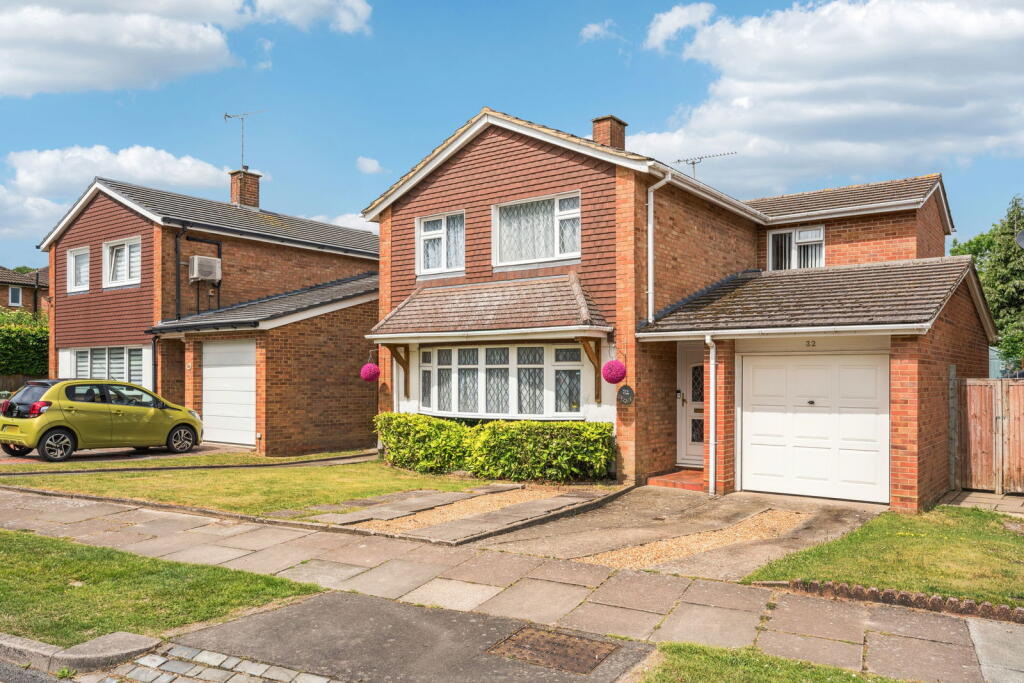4 bedroom detached house for sale in Ennerdale Avenue, Dunstable, LU6 ...