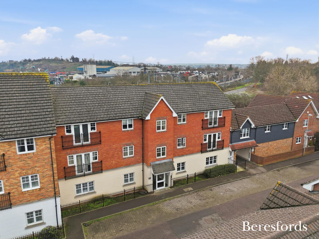 2 bedroom apartment for sale in Caspian Way, Purfleet-on-Thames, RM19