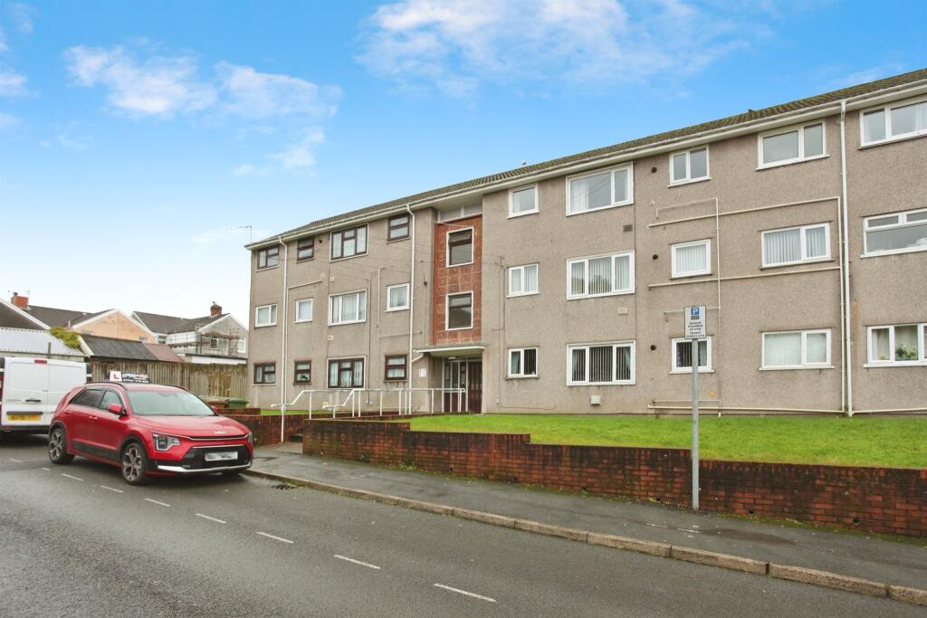 3 bedroom apartment for sale in Claude Road, Caerphilly, CF83
