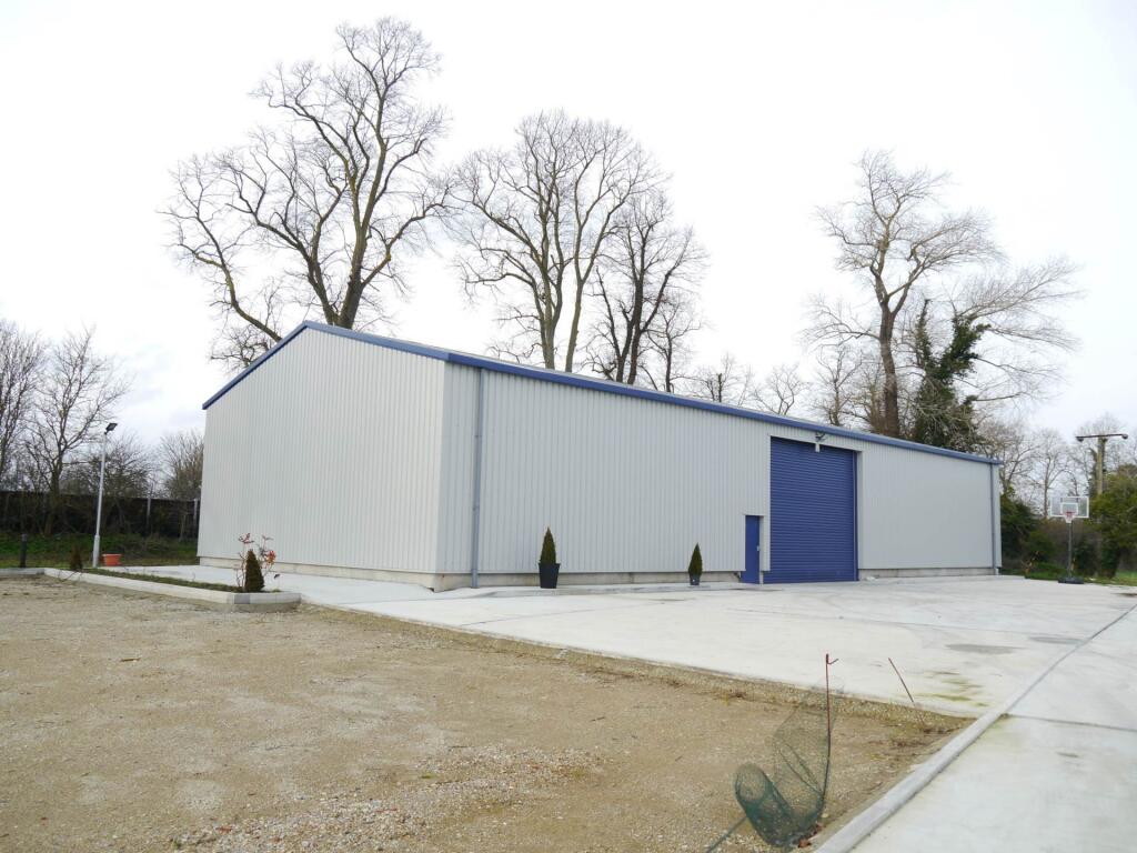 Commercial property for rent in Welwyn Garden City, Holwell Court Farm, AL9