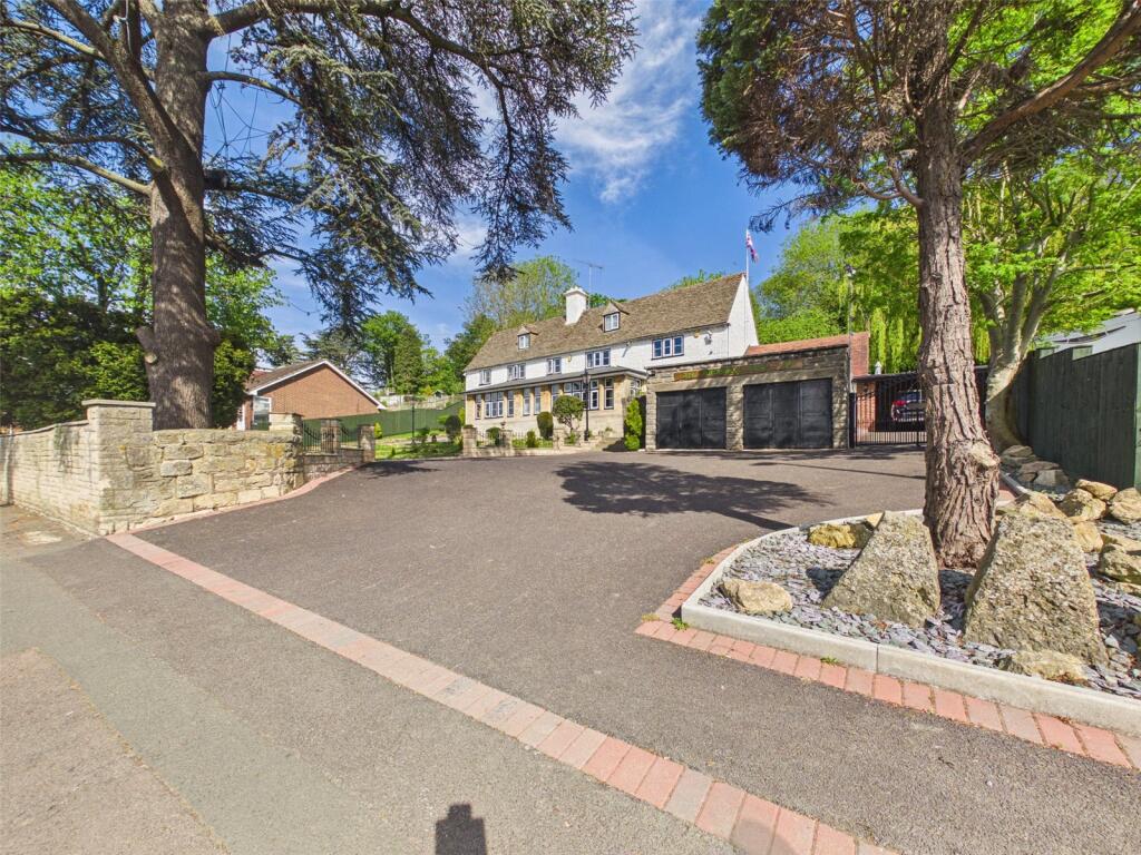 4 bedroom detached house for sale in Stroud Road, Tuffley, Gloucester, GL4