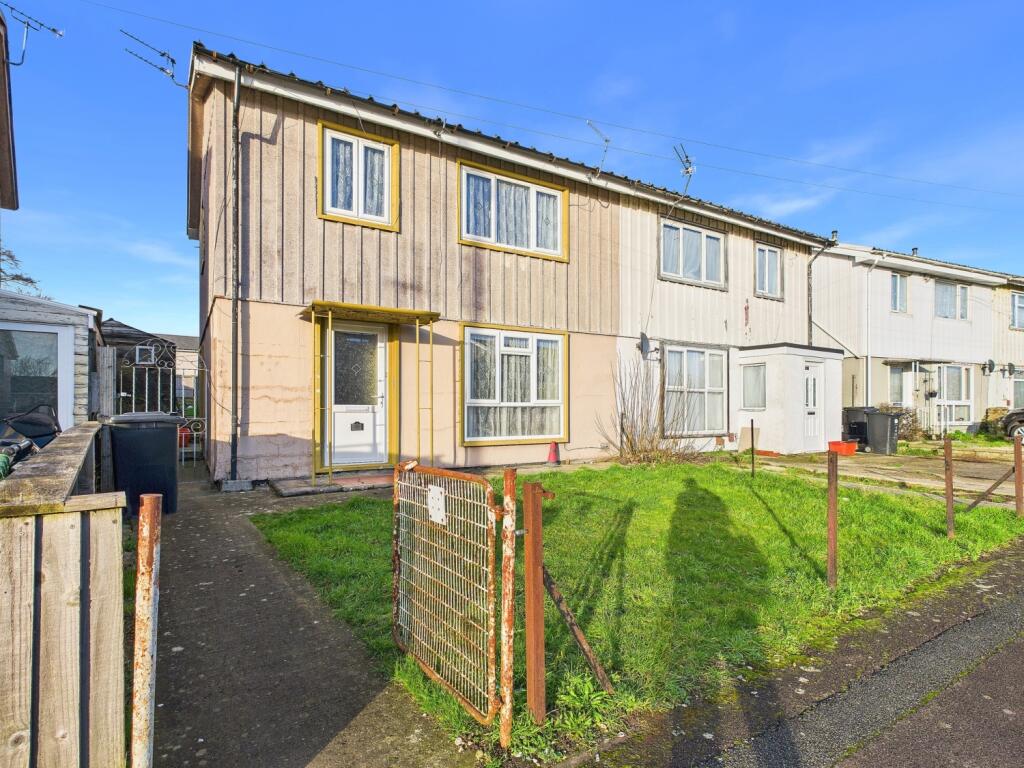 3 bedroom semi-detached house for sale in Cunningham Road, Swindon, SN2