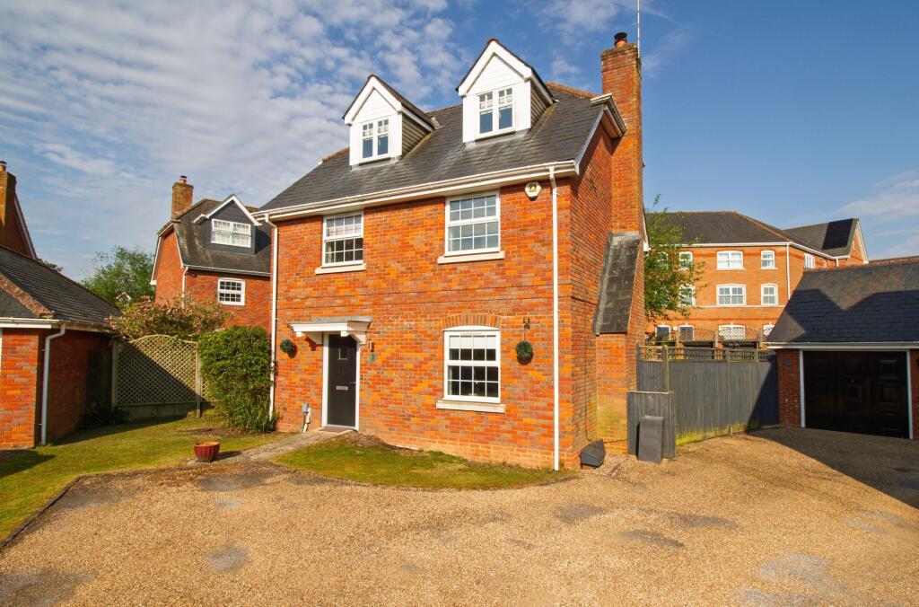4 bedroom detached house for sale in Winchfield Close, Fleet, GU51