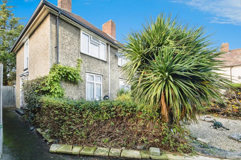 2 bedroom flat for sale in Markyate Road, Dagenham, RM8