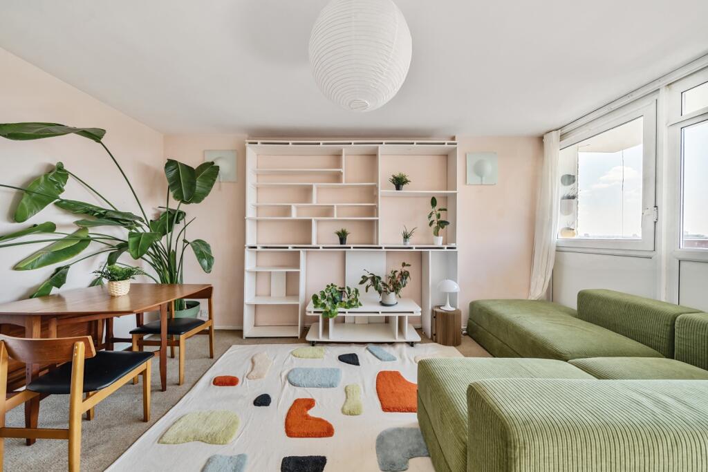 2 bedroom flat for sale in Wilmer House, Daling Way, London, E3