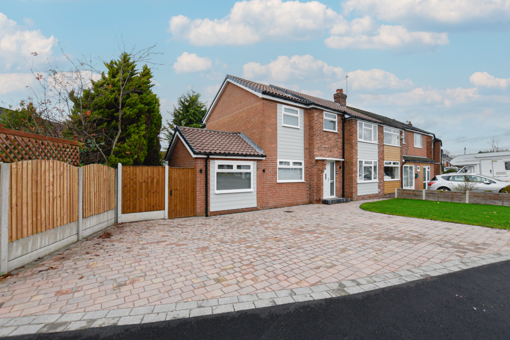 4 bedroom semi-detached house for sale in Thorn Grove, Cheadle Hulme, SK8