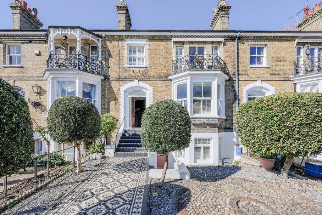 4 bedroom terraced house for sale in Prittlewell Square, Southend-On ...