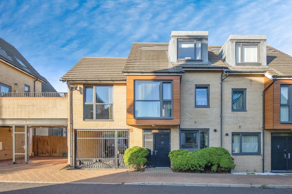 3 bedroom semi-detached house for sale in Endeavour Way, Colchester, CO4