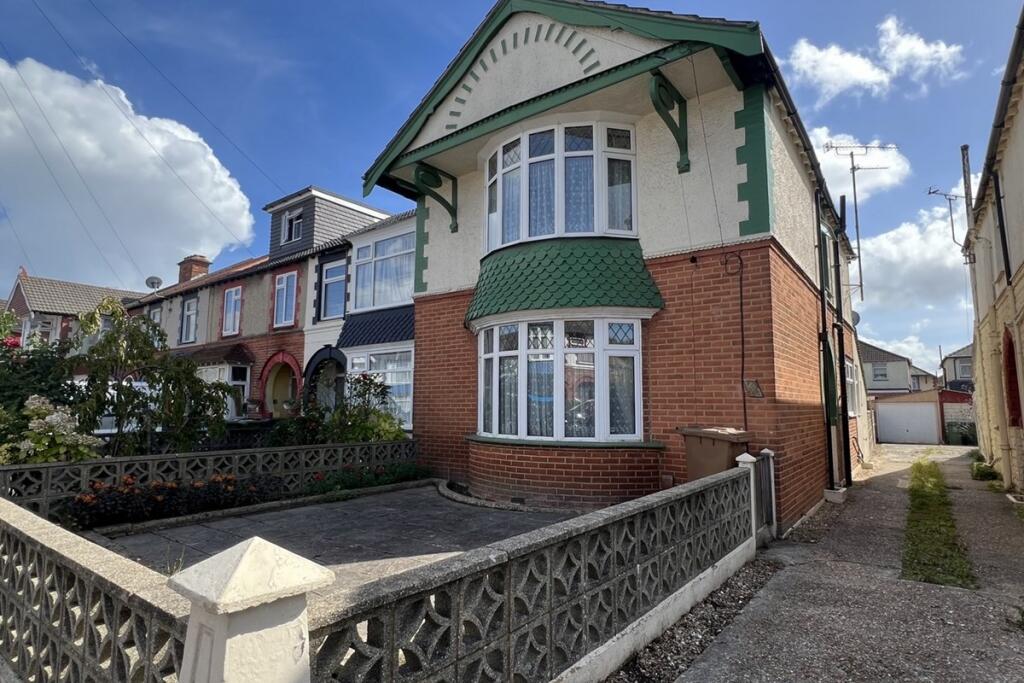 3 bedroom end of terrace house for sale in Hawthorn Crescent, Cosham ...