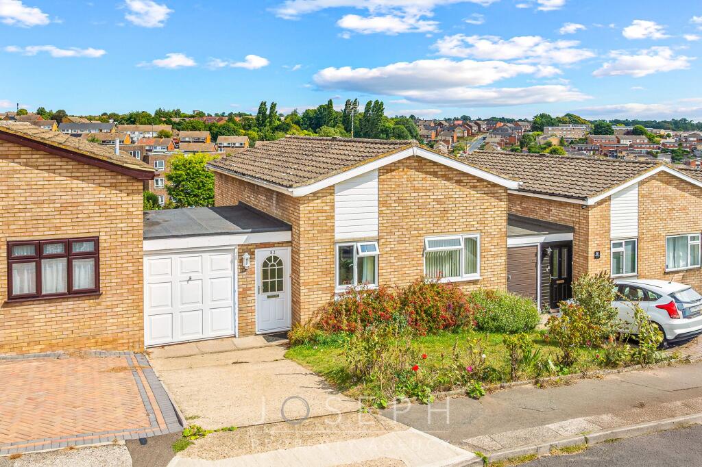 4 bedroom link detached house for sale in Radcliffe Drive, Ipswich, IP2