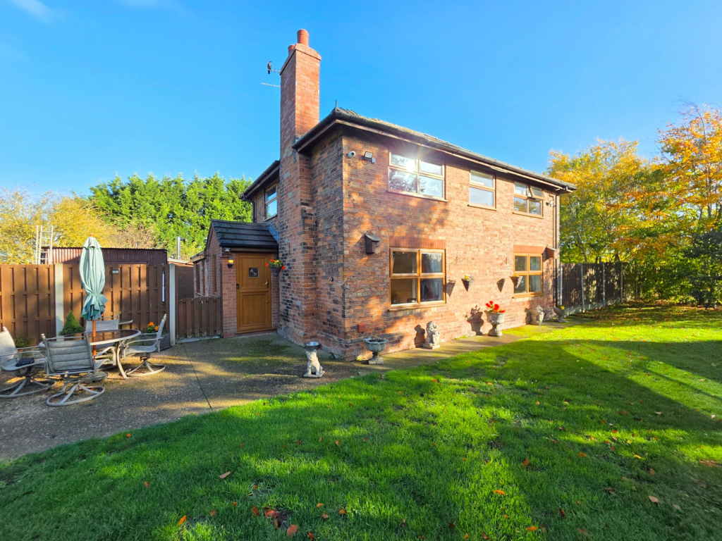 3 bedroom detached house for sale in Fountain Hill, Walkeringham, DN10