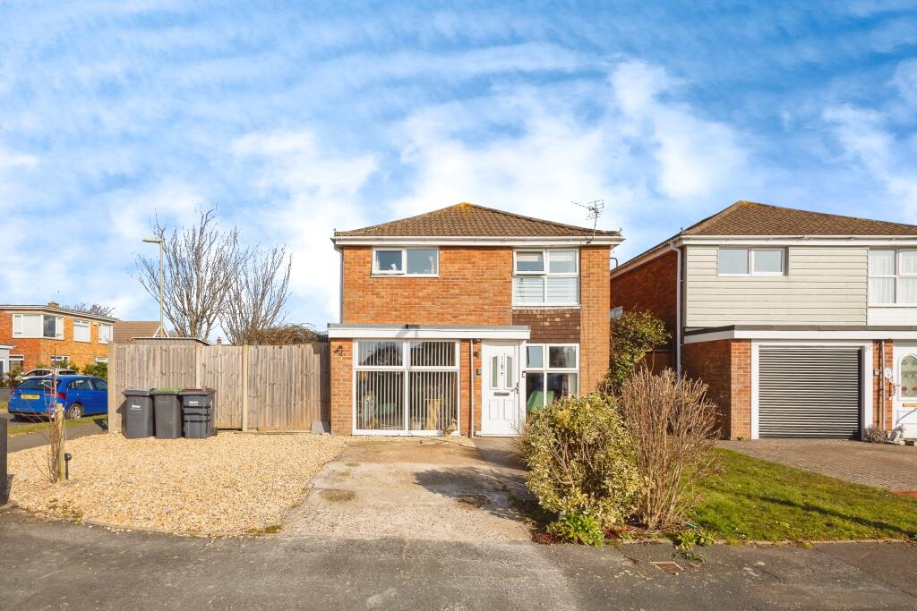 3 bedroom detached house for sale in Sidlesham Close, Hayling Island, PO11