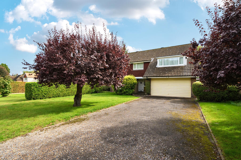 4 bedroom detached house for sale in Dome Hill, Caterham, CR3