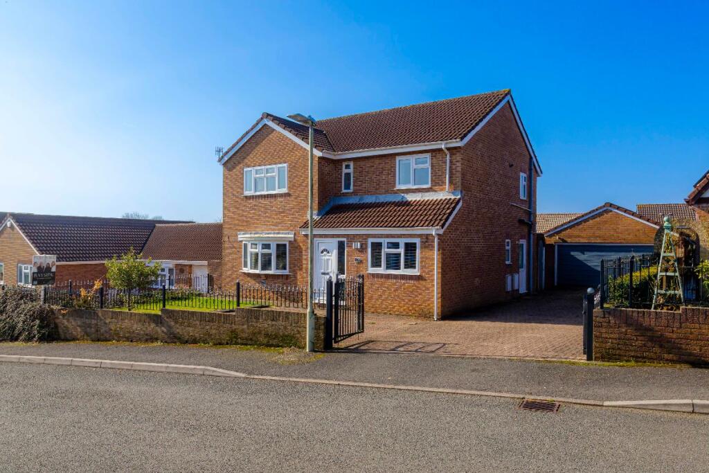 4 bedroom detached house for sale in The Oaks, Quakers Yard, Treharris ...
