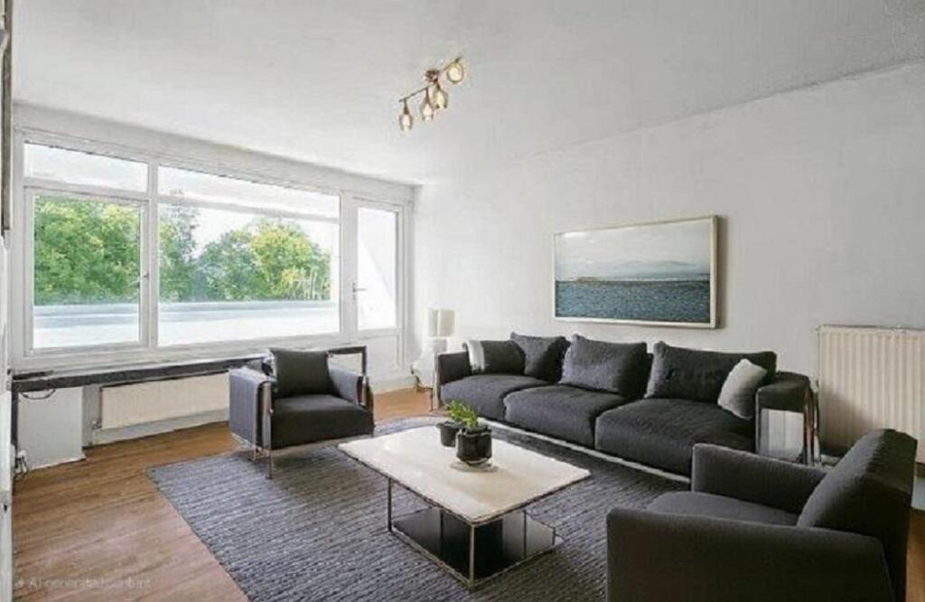 2 bedroom flat for sale in Tangley Grove, SW15